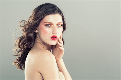 화려한 메이크업 여자 얼굴 아름 다운 갈색 머리 여름 메이크업 뷰티 패션 여자 모델 핑크 입술 가루로 빻은에 대한 스톡 사진 및 기타 이미지 Istock