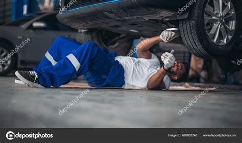 Car Service Technicians Inspect Analyze Diagnose Suspension System