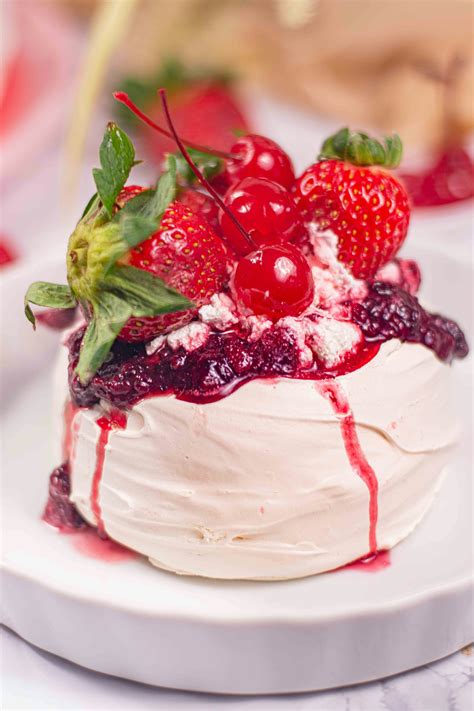 흰색 설탕과 딸기를 얹은 케이크 사진 Unsplash의 무료 딸기 이미지