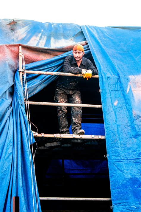 건물 지붕 유지관리를 수행하는 작업자 · 무료 스톡 사진