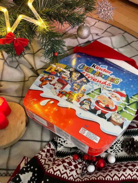 Адвент календарь со сладостями Kinder 31 сюрприз Новогодний подарок киндер с шапочкой для детей