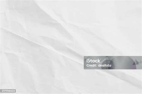 흰색 색상의 구겨진 짓밟힌 구겨진 구겨진 구겨진 종이 수평 벡터 배경에는 고르지 않은 주름 주름 및 주름이 복사 공간이있는 일반 빈 빈 폐기물 페이지와 같습니다 0명에 대한