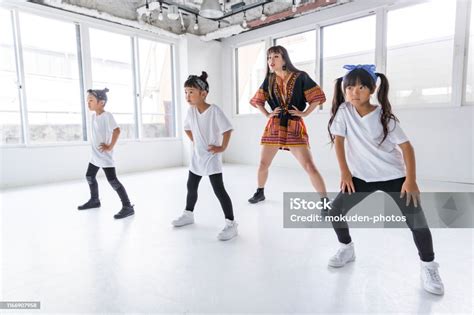 댄스 스튜디오에서 젊은 교사와 함께 수업을 듣는 어린이 댄서 춤에 대한 스톡 사진 및 기타 이미지 춤 힙합 문화 아이 Istock