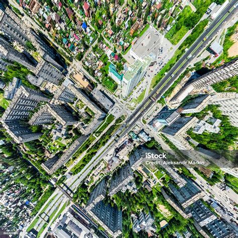 교차로와 도로 주택 건물 공원 및 주차장이있는 공중 도시 전망 화창한 여름 파노라마 이미지 거리에 대한 스톡 사진 및 기타 이미지 Istock