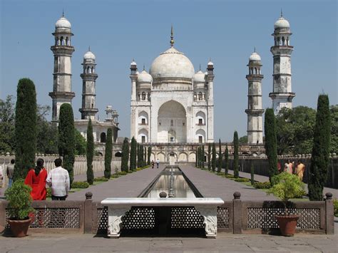Bibi Ka Maqbara Garden