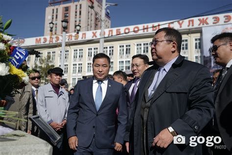 С Зориг агсны хөшөөнд цэцэг өргөлөө