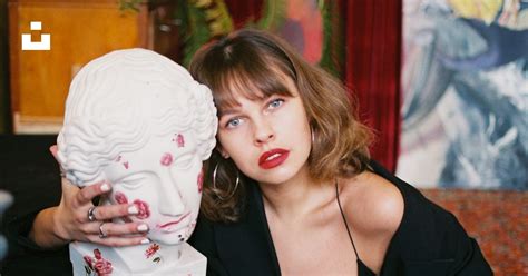 검은 스파게티 스트랩 탑에 흰색과 분홍색 꽃 마스크를 들고 있는 여자 사진 Unsplash의 무료 민스크 이미지