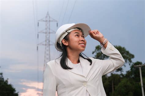 아시아 여성 전기 엔지니어는 전력망을 검사하는 고전압 극 근처에서 일합니다 풍력 터빈 엔지니어 전력 생산 재생 가능 에너지 개념 30 34세에 대한 스톡 사진 및 기타