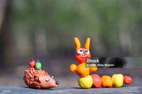 밝은 색상의 배경에 장난감 멀티 컬러 애벌레와 고슴도치 0명에 대한 스톡 사진 및 기타 이미지 0명 고슴도치 곤충 Istock