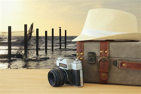 여행자 빈티지 가방 카메라와 페도라 모자 나무 테이블 Infront의 일몰 풍경 휴일 및 휴가 개념 가방에 대한 스톡 사진 및 기타 이미지 Istock