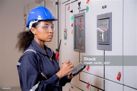 전기 젊은 아시아 여성 엔지니어는 유지 보수 캐비닛 시스템을 전기로 검사하고 산업 공장 기술자 또는 전기 기술자 검사 전력