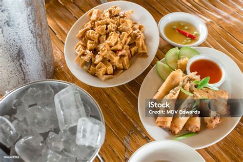 대나무 테이블에 얼음 차가운 물과 얼음의 투수와 지글 두부 시지그와 루피앙 상하이 0명에 대한 스톡 사진 및 기타 이미지 0명 건강하지 못한 생활방식 고급 요리