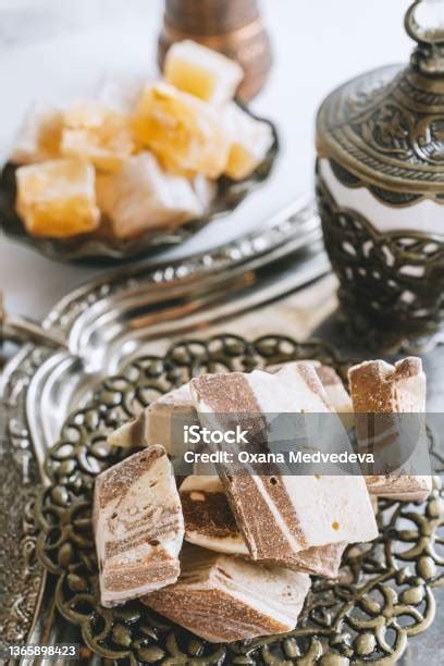 밝은 배경에 할바와 동양 과자의 다양한 조각화 꽃병 할바 클로즈업 0명에 대한 스톡 사진 및 기타 이미지 0명 가루로 빻은 공휴일 Istock