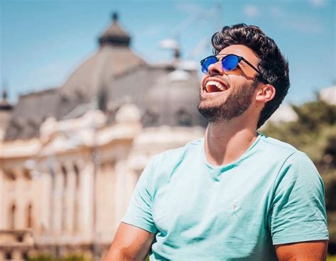 Contrata Noel Bayarri Para Tu Conferencia O Evento