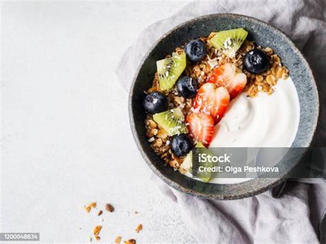 맛있는 아침 식사 그릇에 요거트 과일 열매를 얹은 그래놀라 맨 위 보기 0명에 대한 스톡 사진 및 기타 이미지 0명 건강한 생활방식 건강한 식생활 Istock