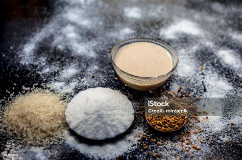 쌀가루 물과 호로파 고수 파슬리 씨앗 분말의 모발 성장 요법은 나무 표면에 가루를 표면에 퍼지는 유리 그릇에 붙여 넣습니다 수평 샷 건강관리와 의술에 대한 스톡 사진 및