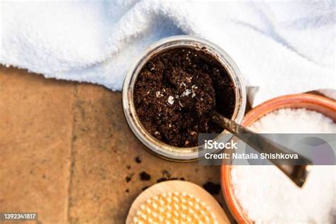 수제 커피 스크럽 바다 소금 및 흰색 목욕 타월이있는 바디 브러시 항아리가 벽돌 배경에 있습니다 0명에 대한 스톡 사진 및 기타 이미지 Istock