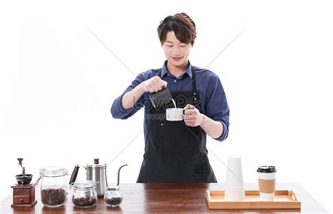 손으로 커피를 만드는 남성 바리 스타 사진 무료 다운로드 Lovepik