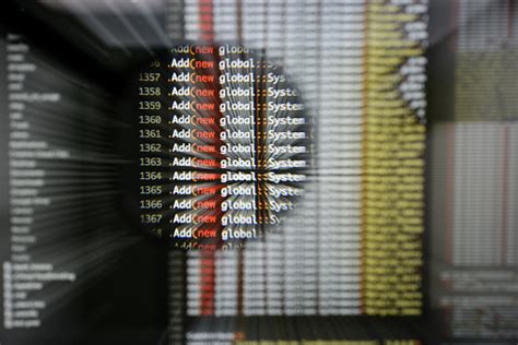 진짜 C 코드 화면을 개발입니다 프로그래밍 워크플로 추상 알고리즘 개념입니다 확대경 Moviment 효과 아래 표시는 C 코드의 라인 데이터에 대한 스톡 사진 및 기타