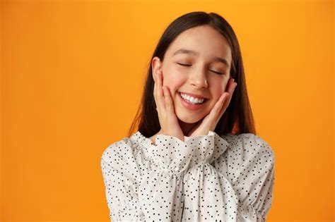 Foto De Una Jovencita Sonriente Retrato Sobre Fondo Amarillo En El Estudio Foto Premium