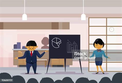 아시아 비즈니스 남자와 여 자가 들고 프레 젠 테이 션 플립 차트에 스케치 금융 그래프 한국 기업인 회의 교육 또는 회의 보고서