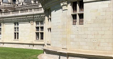 집 밖의 거대한 구조 건축 건축 세부 사항 경치 좋은 전망 고전 건축 관광 명소 관광지 궁전 녹지 대저택 대전 돌 외관 랜드마크 르네상스 건축