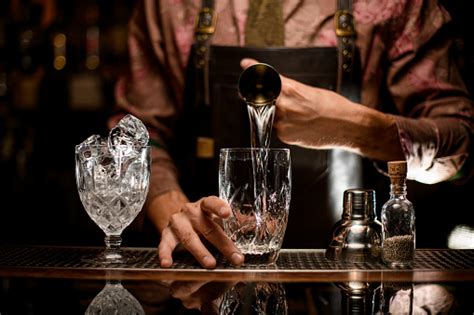 남자 바텐더의 손이 정확한 지거에서 음료를 부어 중 하나에 투명 안경 각얼음에 대한 스톡 사진 및 기타 이미지 각얼음 강철