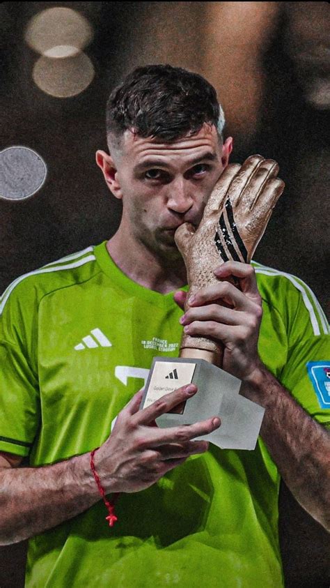 Emilliano Martinez Golden Goalkeeper Of 2022 Mundial Artofit