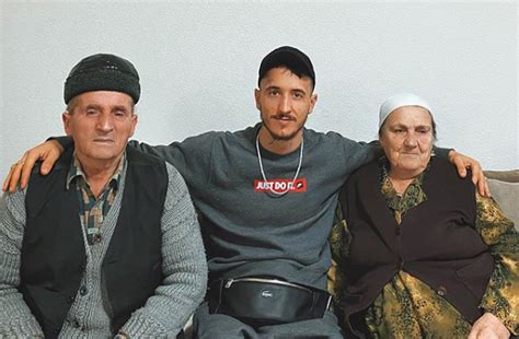 Getinjo Publikon Fotografi Me Gjyshërit Dashuria Për Ta është E
