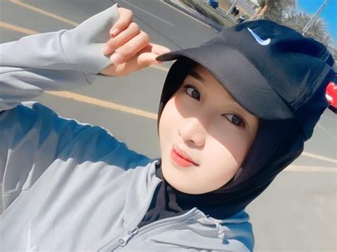 Potret Nur Aini Gadis Cantik Kuli Panggul Semen Yang Viral Usai Wisuda