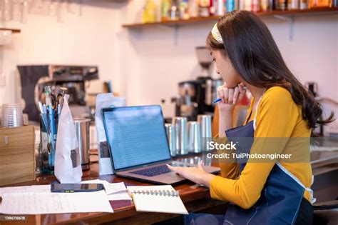 아시아 여성 바리 스타 웃 고 커피에 커피 기계를 사용 하 여 카운터일 여성 중소 기업 소유자 음식 상점과 카페 개념을 마시는 고객 서비스 담당자에 대한 스톡 사진 및 기타