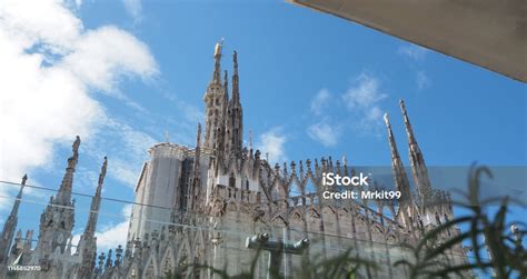 밀라노 이탈리아 대성당 전체를 장식 하는 하얀 대리석의 첨탑 두오모는 밀라노에서 가장 유명한 랜드 마크입니다 0명에 대한 스톡 사진 및 기타 이미지 Istock