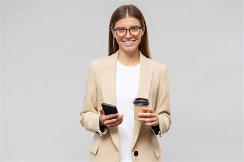 커피와 전화기 종이 잔을 들고 카메라를 바라보는 지적인 여성의 초상화 25 29세에 대한 스톡 사진 및 기타 이미지 25 29세 Brand Name Smart