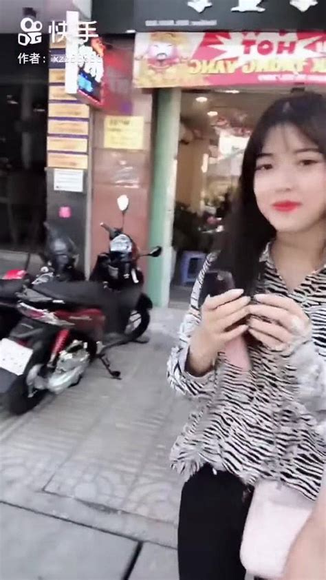 【抖音】上漂亮的泳裝小姐姐，走路胸挡着脚是什么感觉？做男人不能掌握的女人！ 【抖音】上漂亮的泳裝小姐姐，走路胸挡着脚是什么感觉？做男人不能
