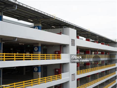 다단계 주차장 실내 주차장 건물 도시 주차 구조 다층 주차장 콘크리트 주차장 차량 주차 시설 건물 건설 현대 건축 주차 활동에 대한 스톡 사진 및 기타 이미지 Istock