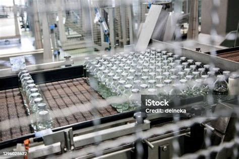 바이러스에 대한 백신의 생산을위한 제약 공장 백신 생산 개념은 생명 공학입니다 공장 산업 건물에 대한 스톡 사진 및 기타 이미지 공장 산업 건물 테크놀로지 0명