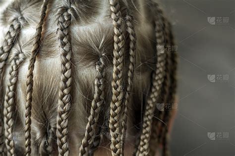 小女孩辫子的特写