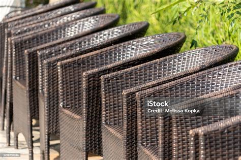 갈색 고리 버들 세공 의자가 일렬로 늘어서 있습니다 선택적 초점 0명에 대한 스톡 사진 및 기타 이미지 0명 가구 갈색 Istock
