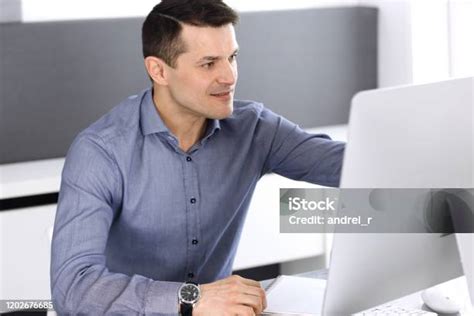 현대 사무실에서 컴퓨터로 작업하는 사업가 직장에서 남성 기업가 또는 회사 이사의 헤드 샷 비즈니스 개념 30 39세에 대한 스톡 사진 및 기타 이미지 Istock