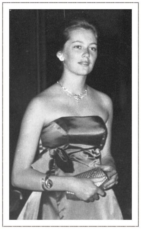 Pin van Maureen Molinard op België | Koningin, Kleding, België