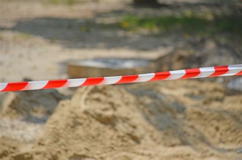 빨간색과 흰색 테이프는 건설 또는 수리 작업 장소를 둘러 쌉니다 0명에 대한 스톡 사진 및 기타 이미지 0명 가리기 개념 Istock