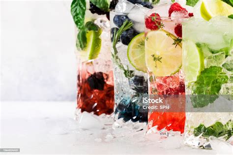 칵테일이나 목테일차가운 음료 회색 바 카운터 배경에 딸기 라임 허브와 얼음과 높은 볼에 클래식 여름 상쾌한 긴 음료 마실 것에 대한 스톡 사진 및 기타 이미지 Istock