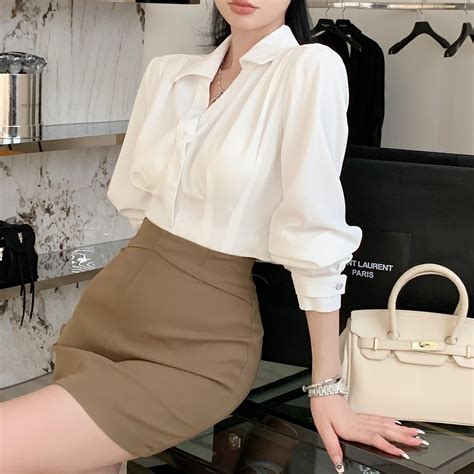 마리그램 브이넥 여성스러운 라인 화이트 클래식 드레시한 핀턱 허리라인 잡아주는 스트라이프 패턴 블라우스 오피스룩 사무직