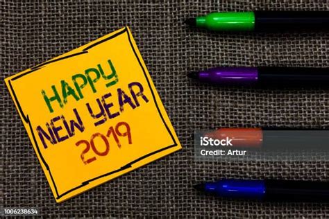 개념적 손을 보여주는 행복 한 새 해 2019 쓰기입니다 비즈니스 사진 텍스트 인사말 축 하 휴일 신선한 시작 최고의 검은 줄이 그어진된 노란색 가로 메모 펜 황 마 바닥에