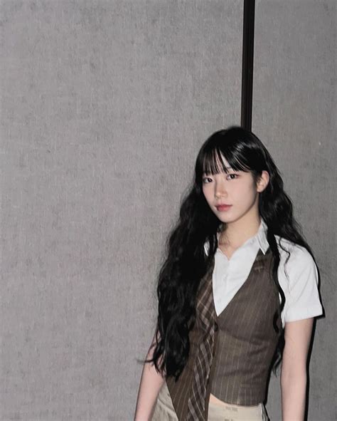 Le Sserafim S Kazuha Just Transformed Into A Doll With Her New Blunt Bangs Koreaboo