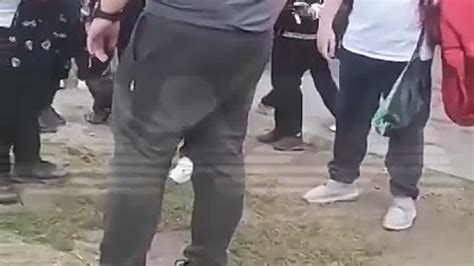 Толпа детей мигрантов избивают русского парнишку