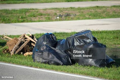 시골 길가에있는 검은 쓰레기 봉투와 플라스틱 쓰레기통 더미 폐기물 관리 문제 0명에 대한 스톡 사진 및 기타 이미지 0명