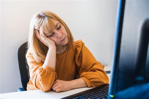 Premium Photo Blonde Caucasian Woman Asleep In Front Of Computer In