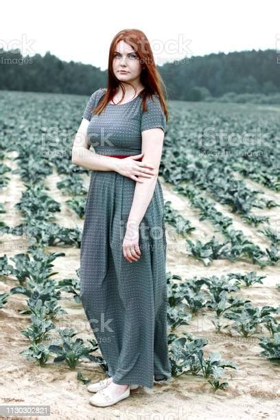 필드에 있는 자연에 슬라브 모양의 주 근 깨와 함께 아름 다운 빨간 머리 소녀의 초상화 20 29세에 대한 스톡 사진 및 기타