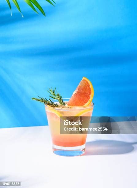 푸른 배경에 오렌지 슬라이스와 차가운 상쾌한 오렌지 펀치 칵테일 여름 음료 0명에 대한 스톡 사진 및 기타 이미지 0명
